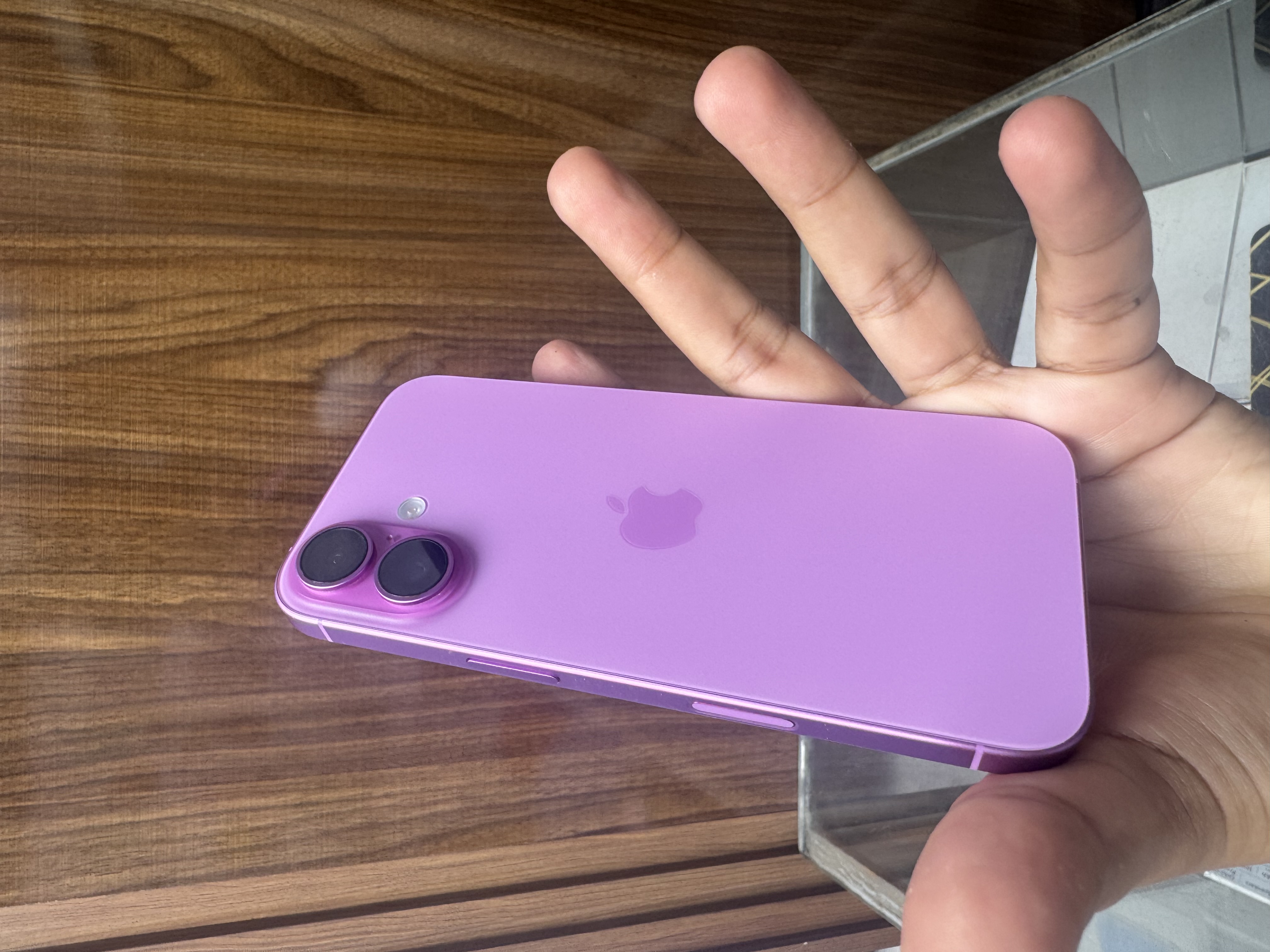 Voursa.com | iPhone 16 simple 256GB